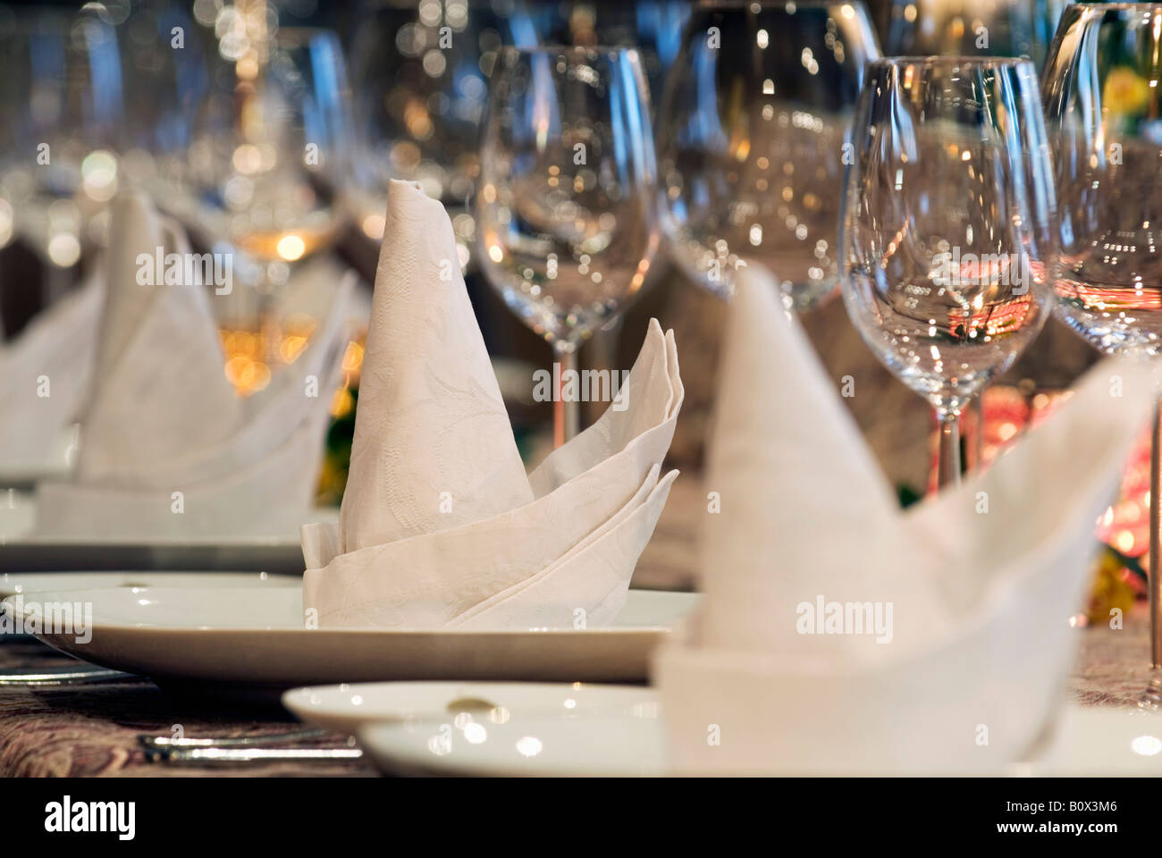 Elegantly set dining table hi-res stock photography and images - Alamy