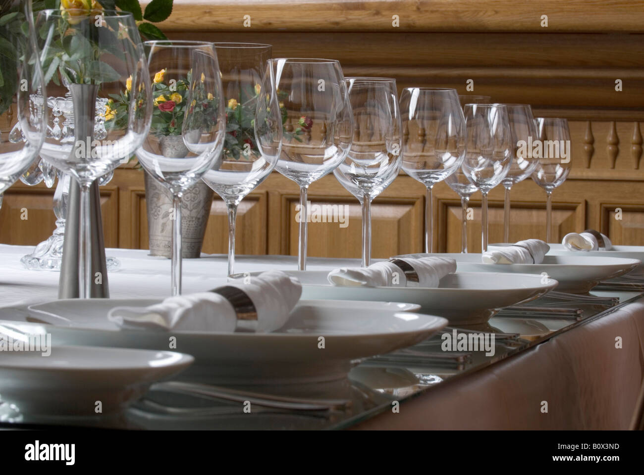 Elegantly set dining table hi-res stock photography and images - Alamy