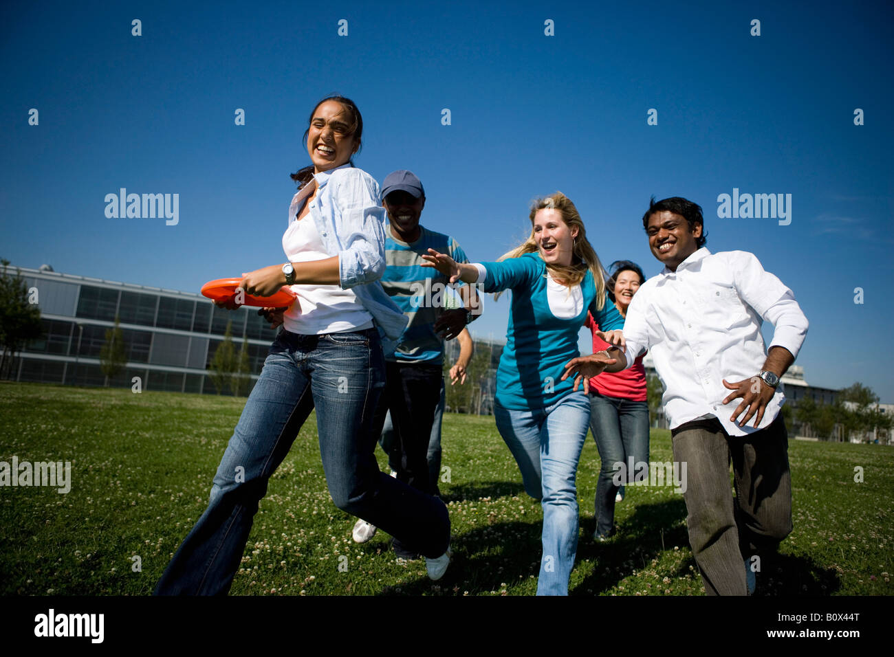 University students playing Frisbee on campus Stock Photo - Alamy