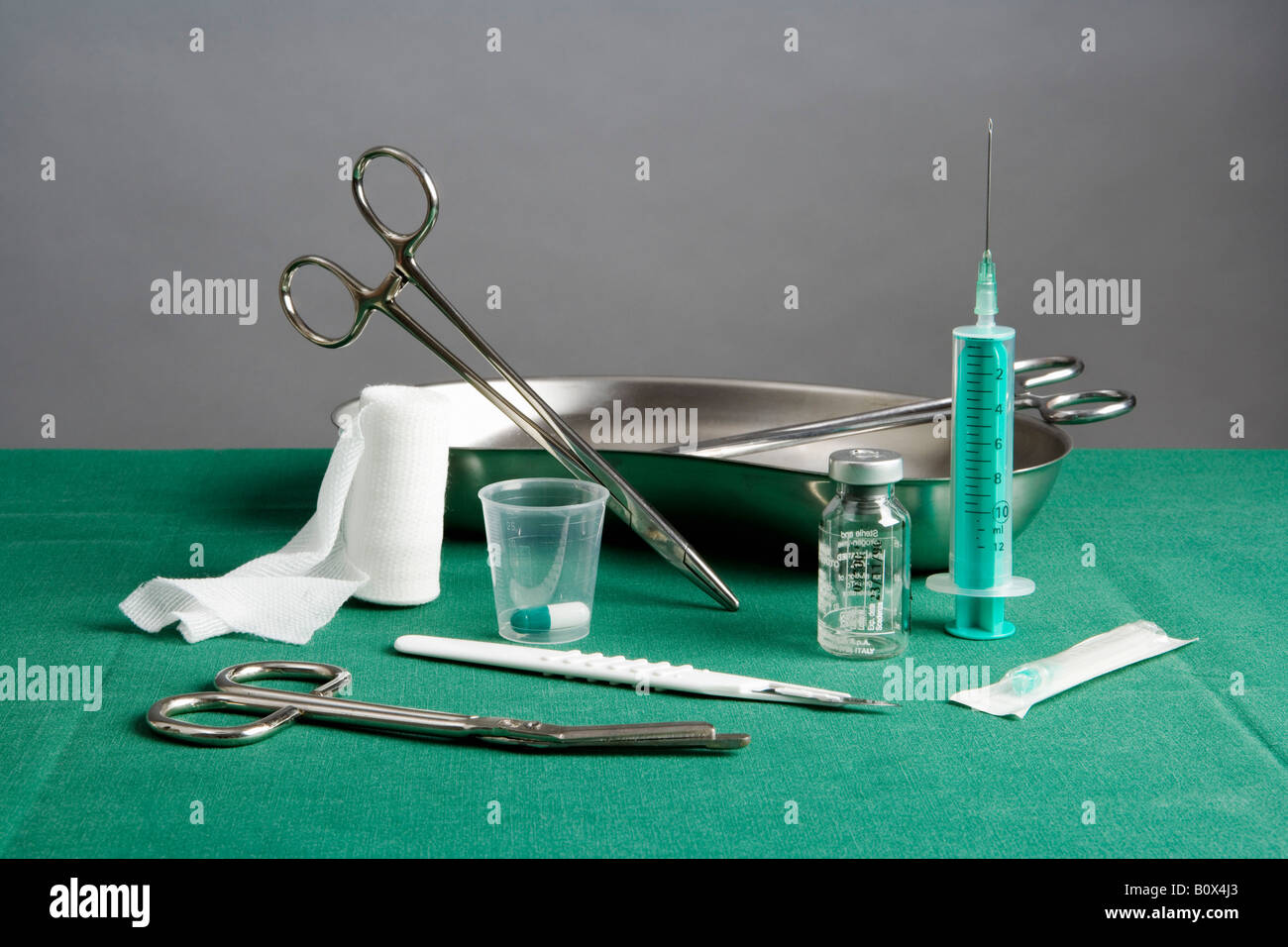 Kidney dish and syringe hi-res stock photography and images - Alamy