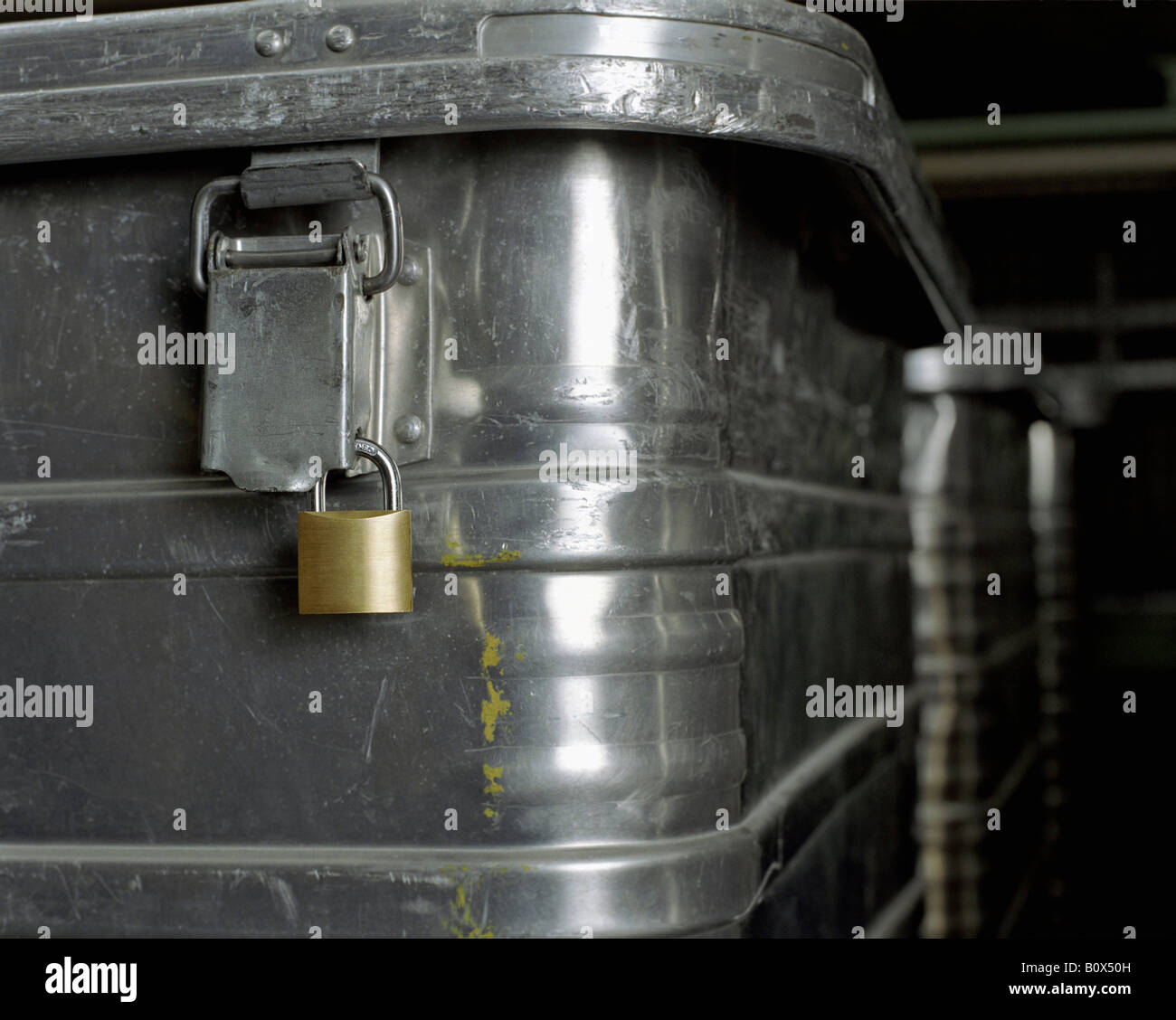 Metal crates hi-res stock photography and images - Alamy