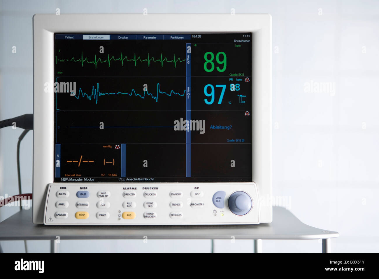 Heart monitor screen hi-res stock photography and images - Alamy