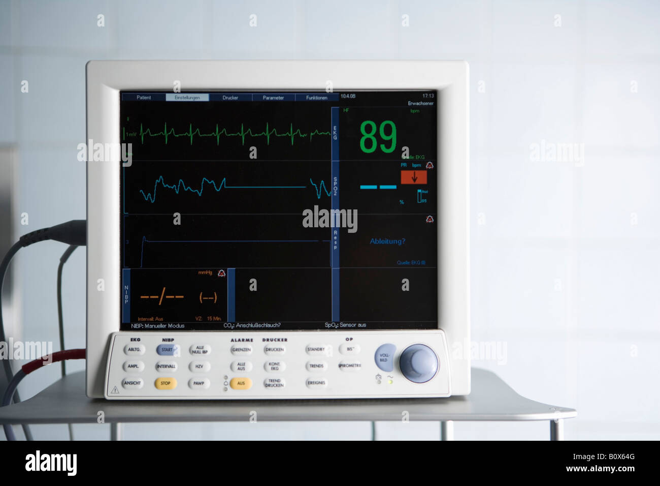 Heart monitor screen hi-res stock photography and images - Alamy