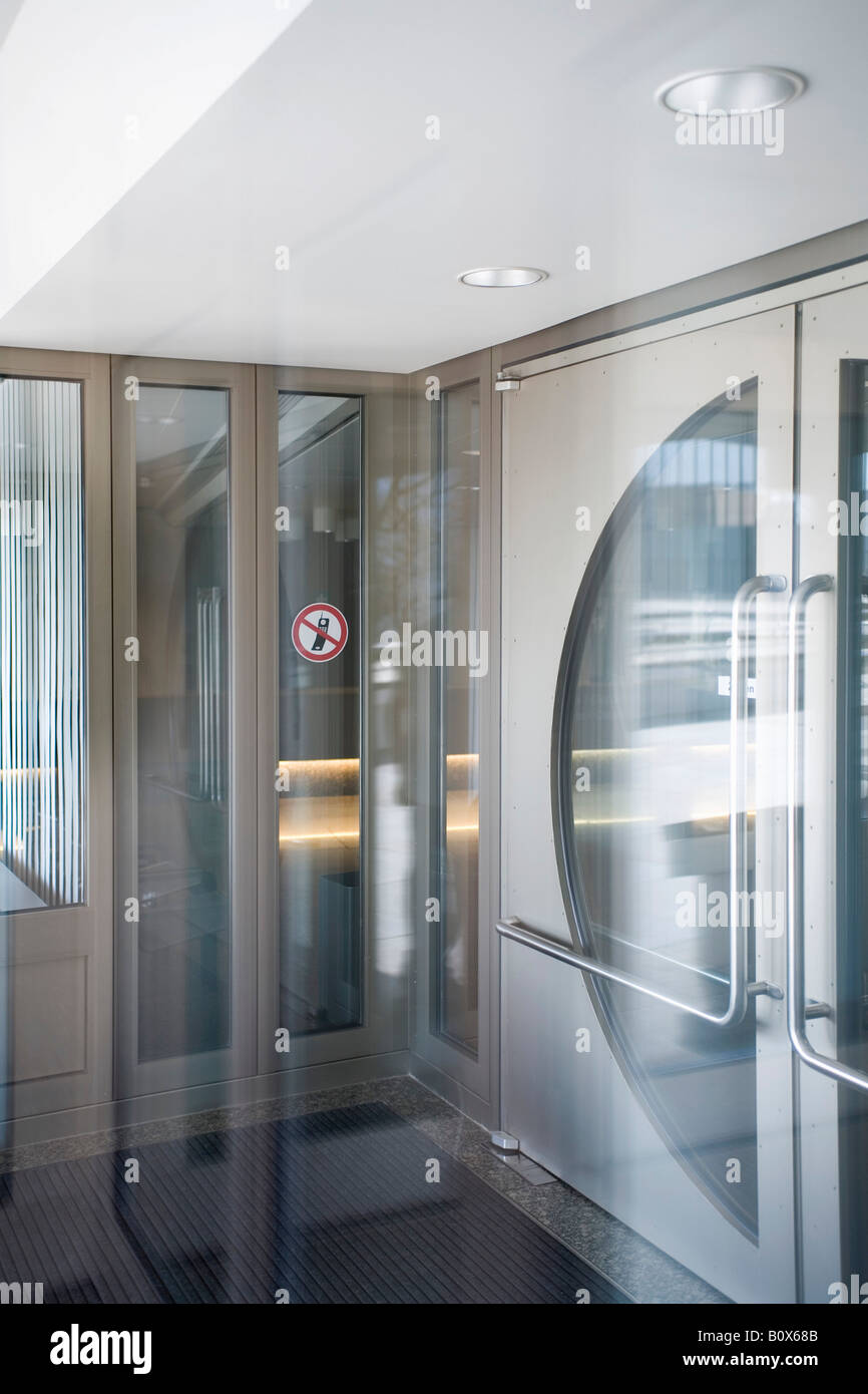 Entrance of a building hi-res stock photography and images - Alamy