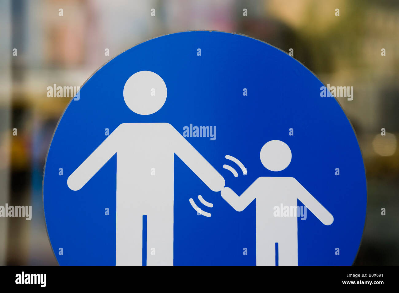 A crossing sign that indicates adults must hold a child’s hand Stock ...