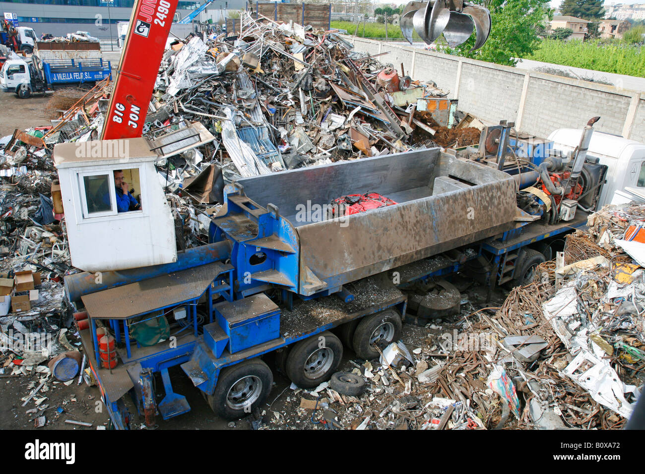 Car crushed into cube hi-res stock photography and images - Alamy