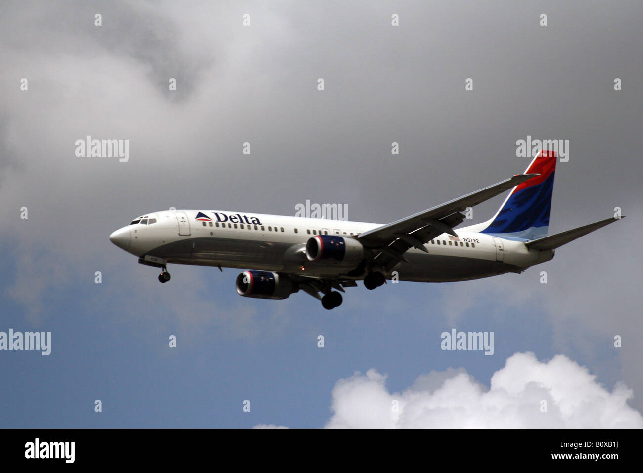 Delta airplane approaching O'Hare international airport for landing in ...