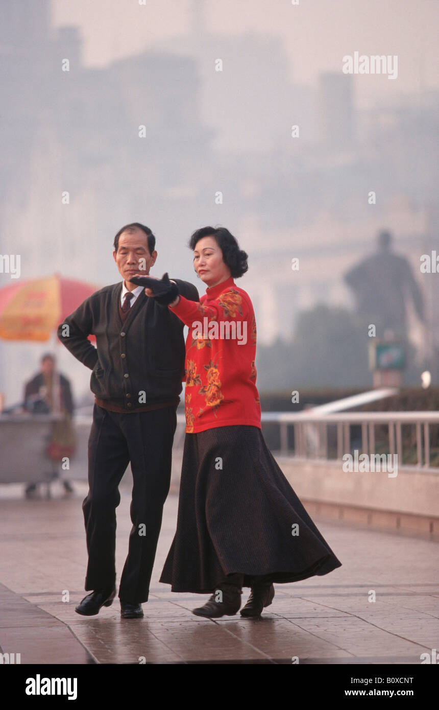 Couple dancing town square hi-res stock photography and images - Alamy