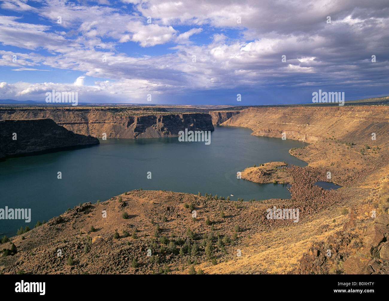 An overview of Lake Billy Chinook a large irrigation impoundment in ...
