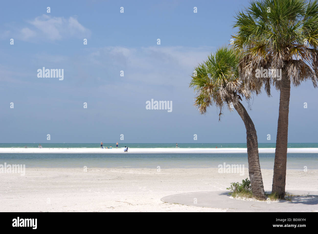 Fort DeSoto Park, Florida, May 2008: Beachgoers enjoying a calm sunny ...