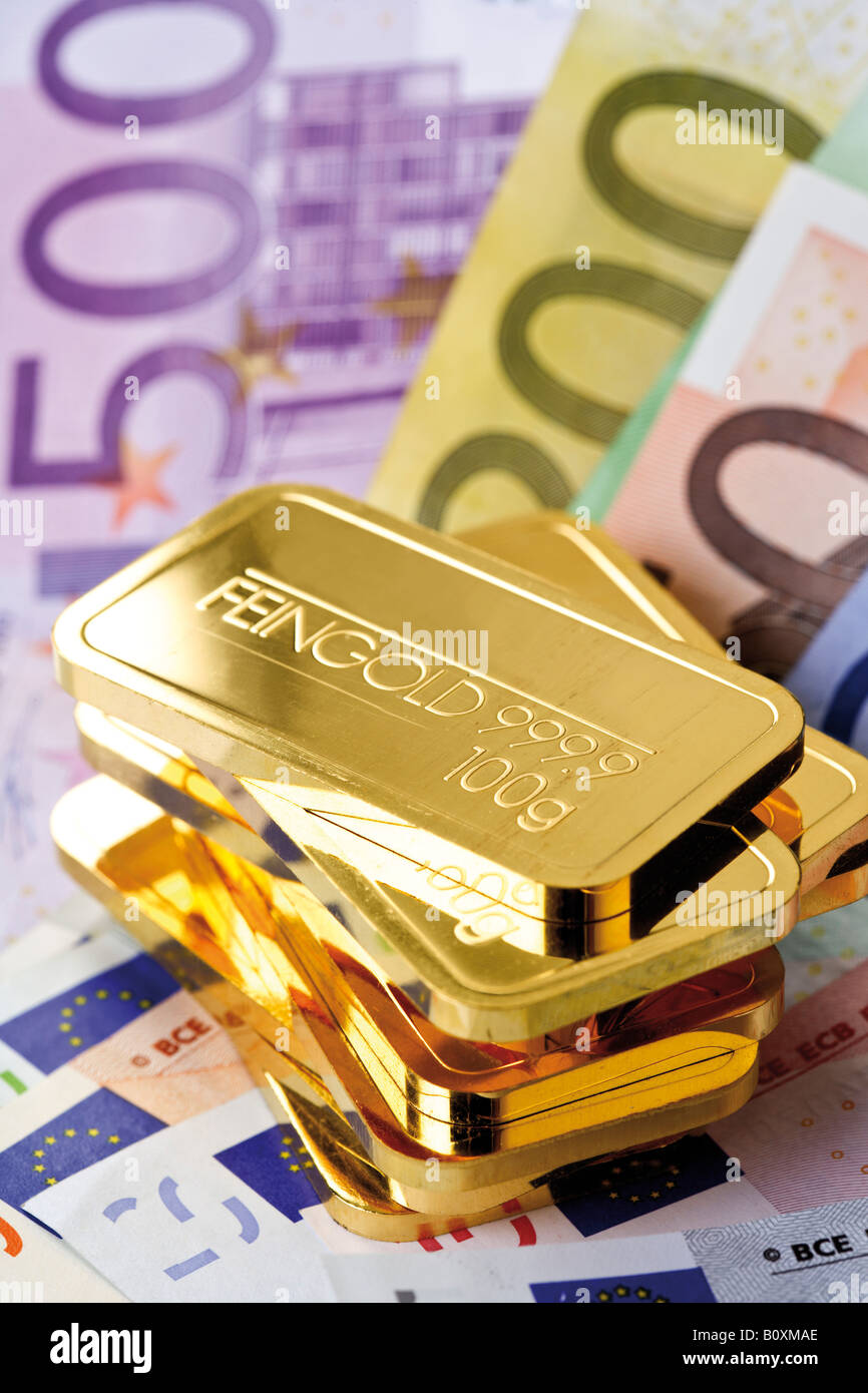 Gold bars and Euro bank notes Stock Photo - Alamy