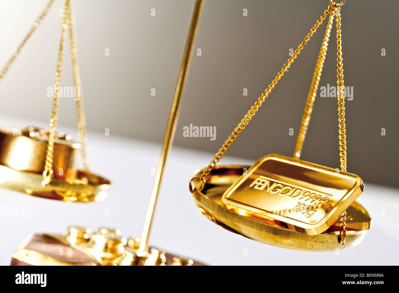 Gold bar on scale hi-res stock photography and images - Alamy