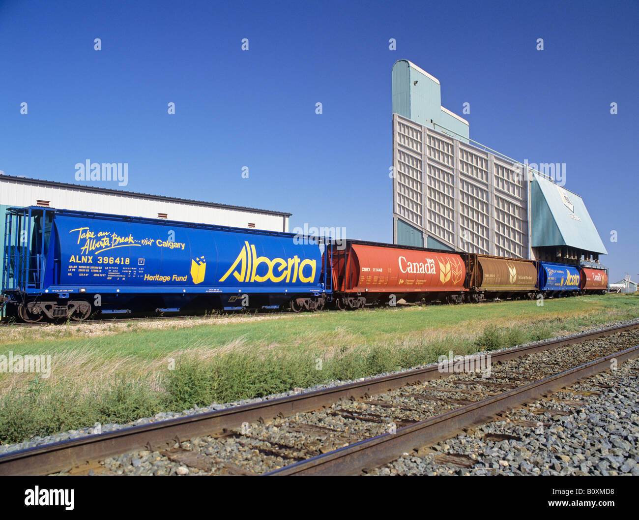 train loading grain at "grain elevator Stock Photo - Alamy