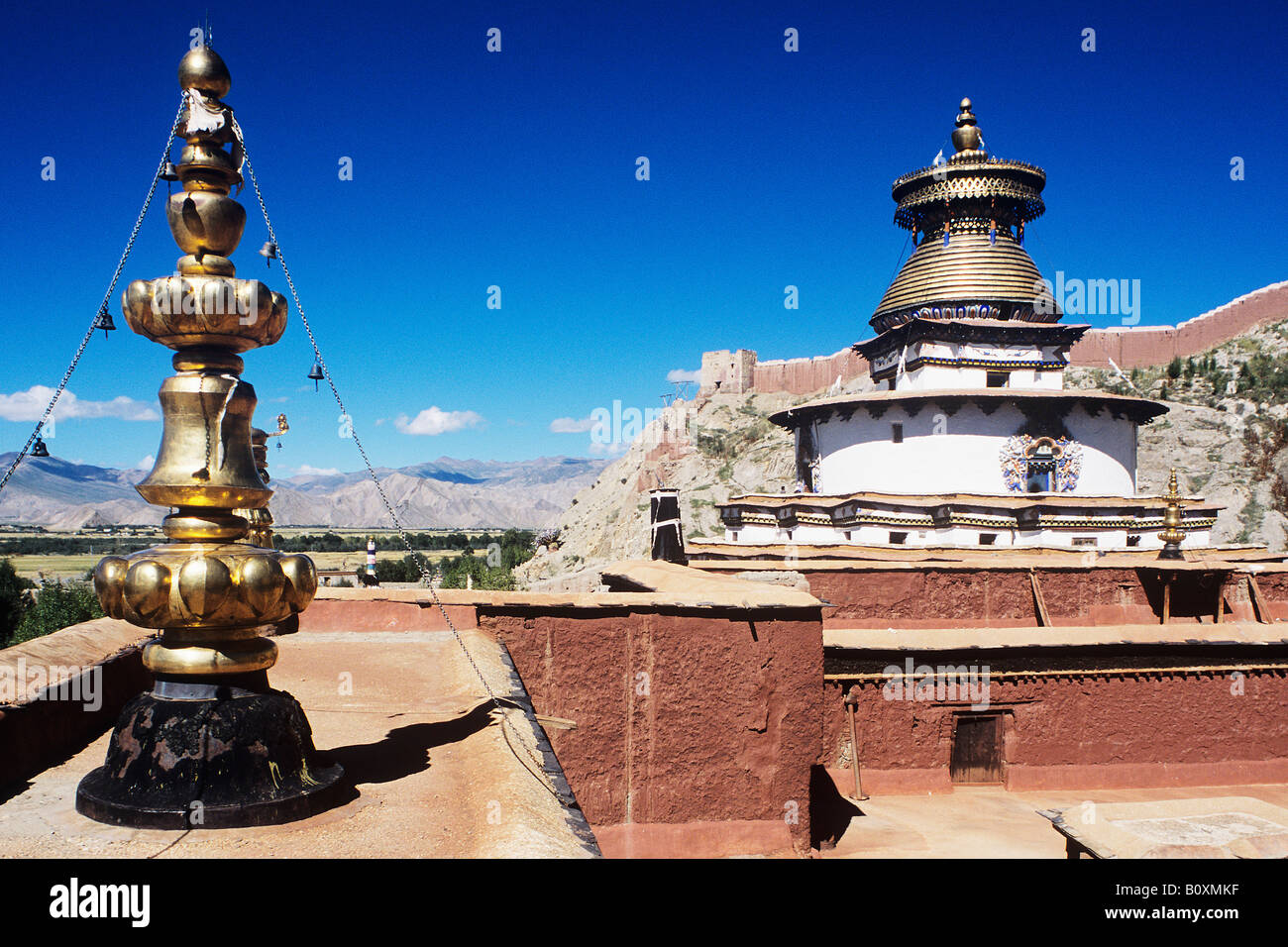 Gyantse Kumbrun from the Pelkor Chode Monastery, Gyantse, Tibet, China ...
