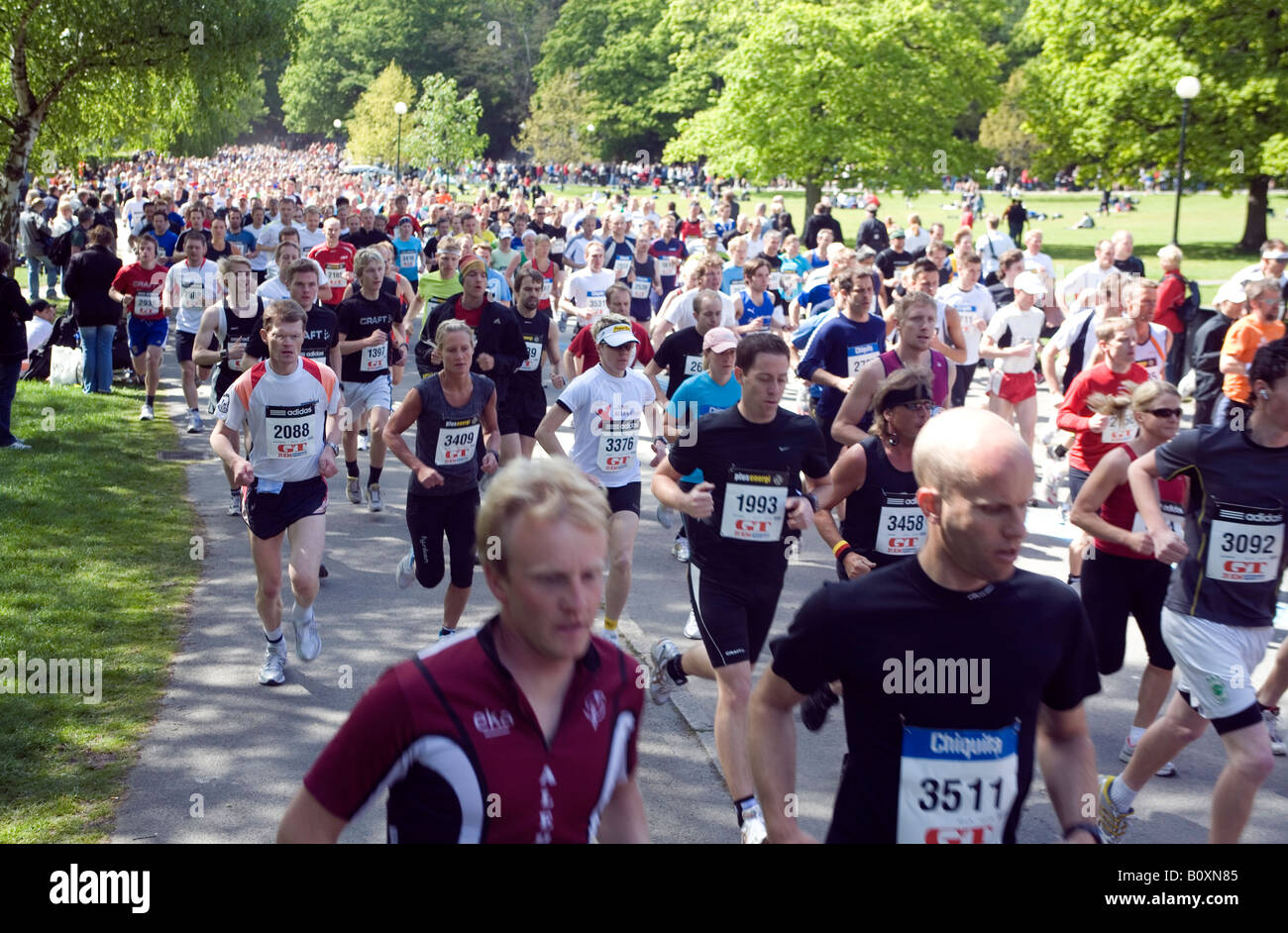 Running crowds hi-res stock photography and images - Alamy
