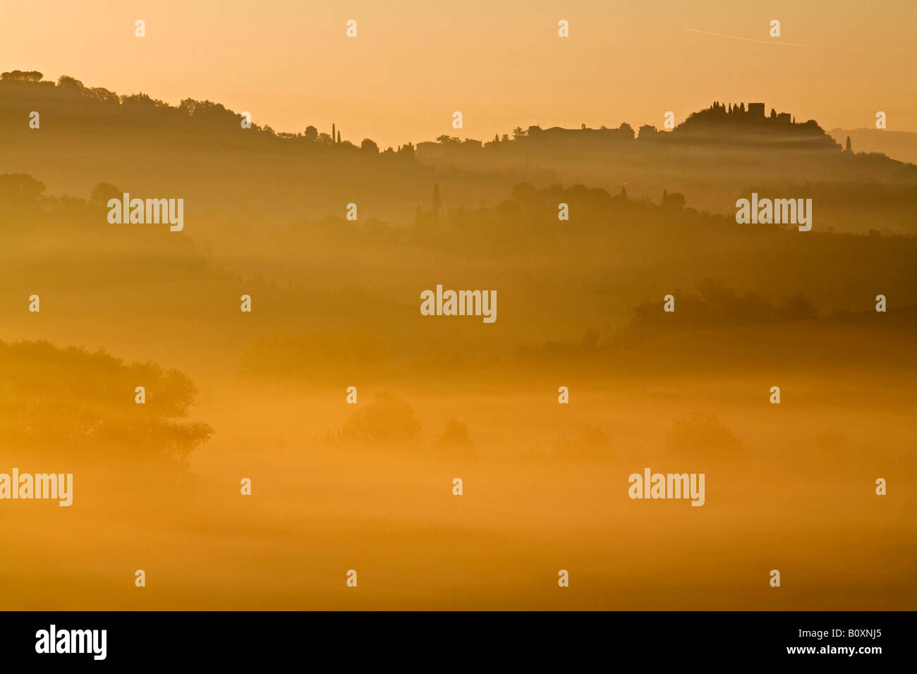 Tuscany landscape fog hi-res stock photography and images - Alamy