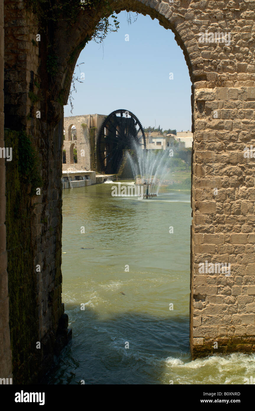 Waterwheel and aqueduct arch in the Syrian city of Hama Stock Photo - Alamy
