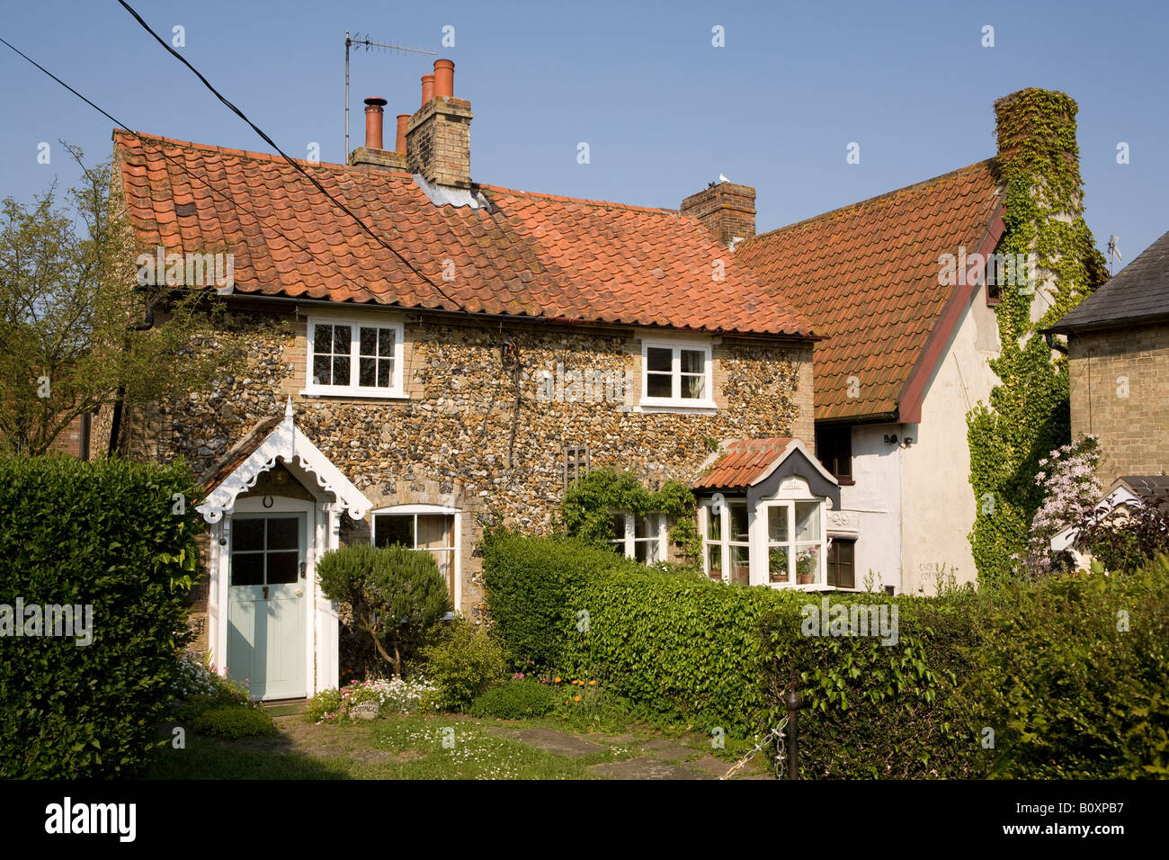 House front view detached uk hi-res stock photography and images - Alamy