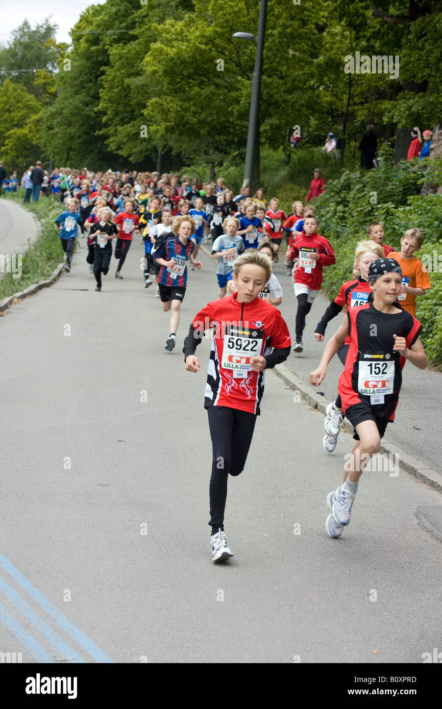 Boys running a race hi-res stock photography and images - Alamy