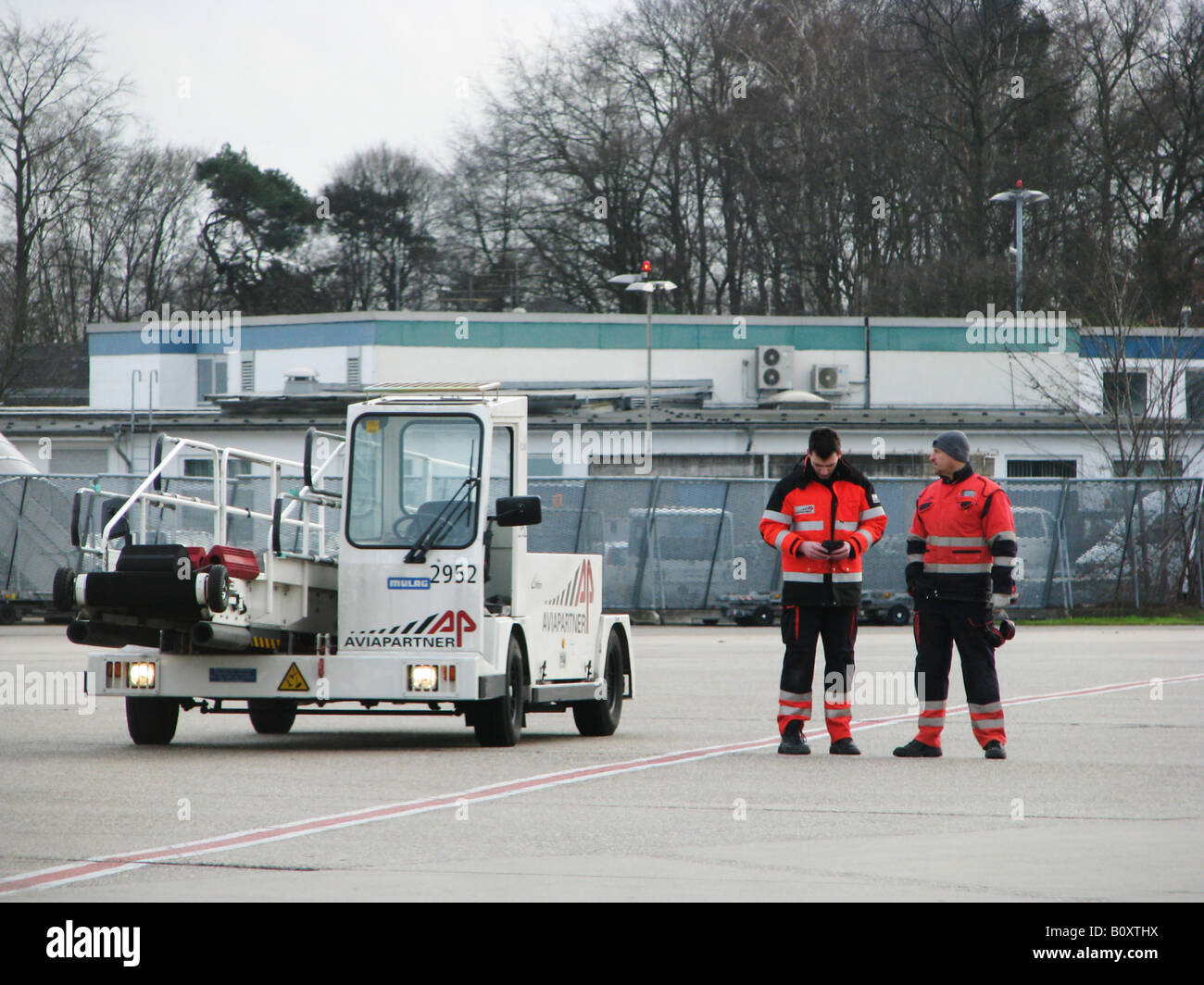Can load airplanes with luggage hi-res stock photography and images - Alamy