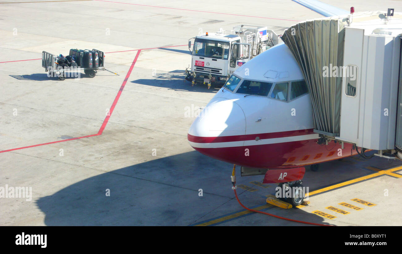 Aircrafts loading hi-res stock photography and images - Alamy