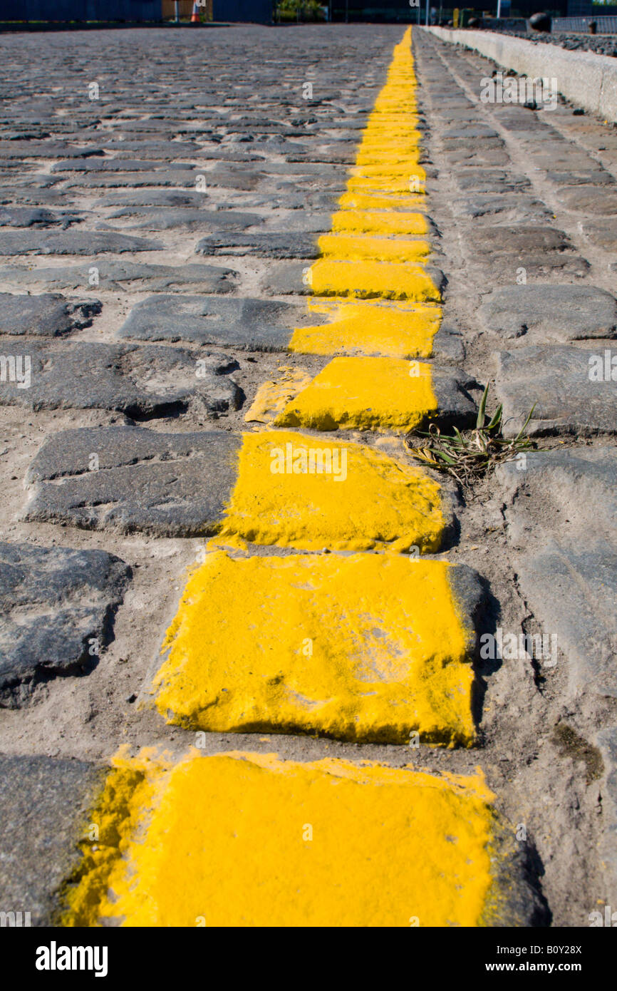 Single yellow lines hi-res stock photography and images - Alamy