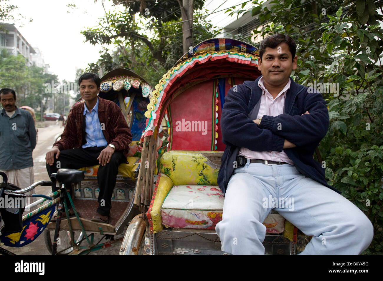 Rickshaw puller with his rickshaw in Dhaka Stock Photo - Alamy