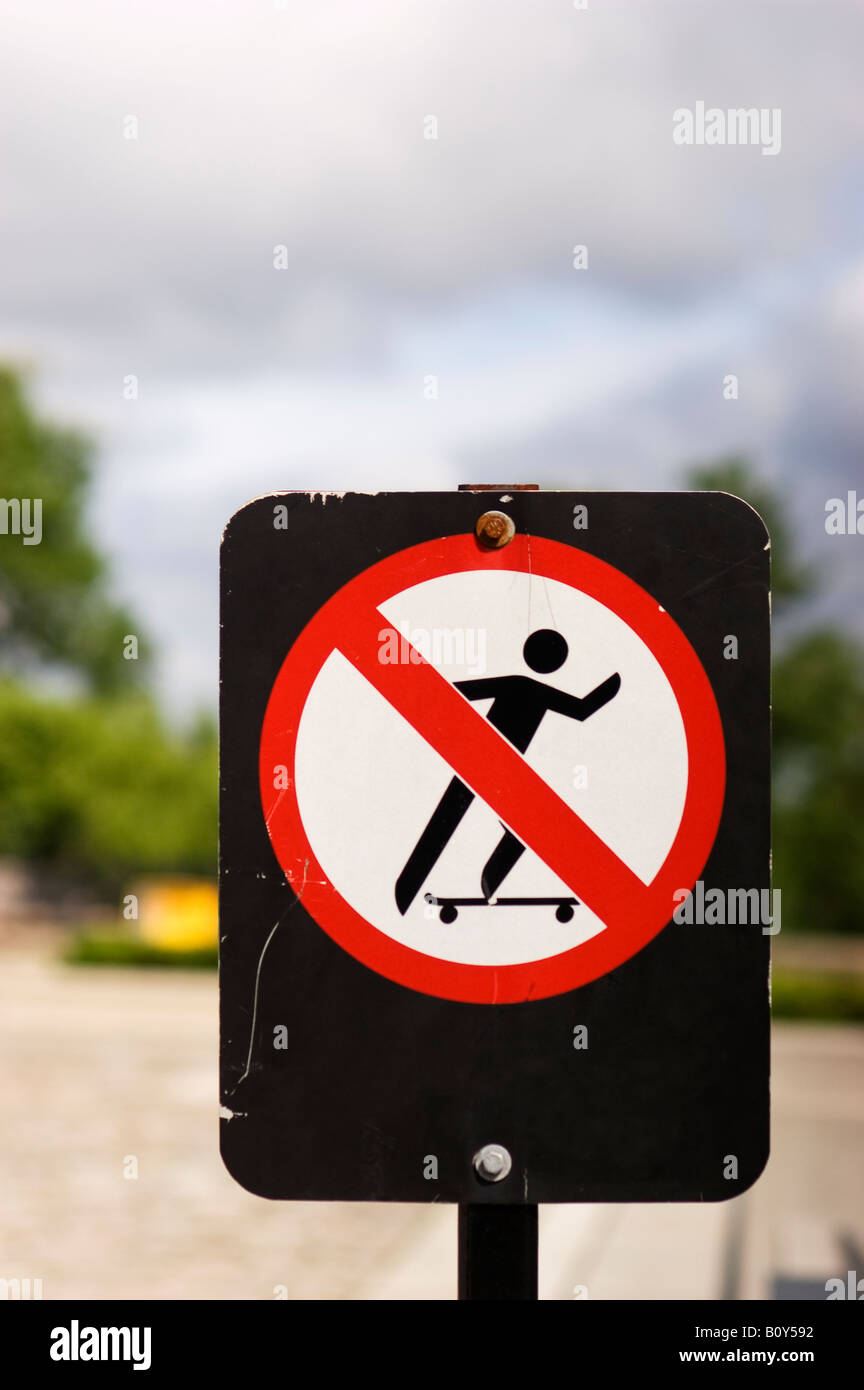 Sign no skating Stock Photo - Alamy