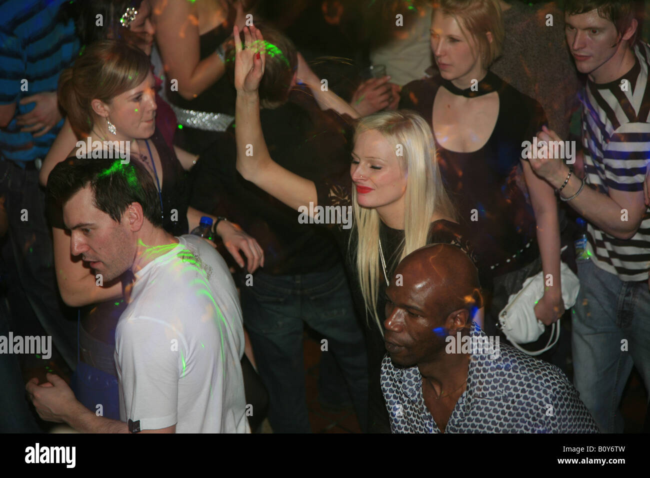 Clubbers dancing hi-res stock photography and images - Alamy