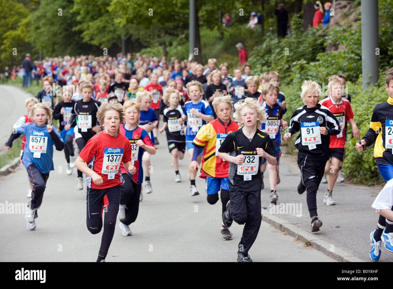 Children running race track hi-res stock photography and images - Alamy