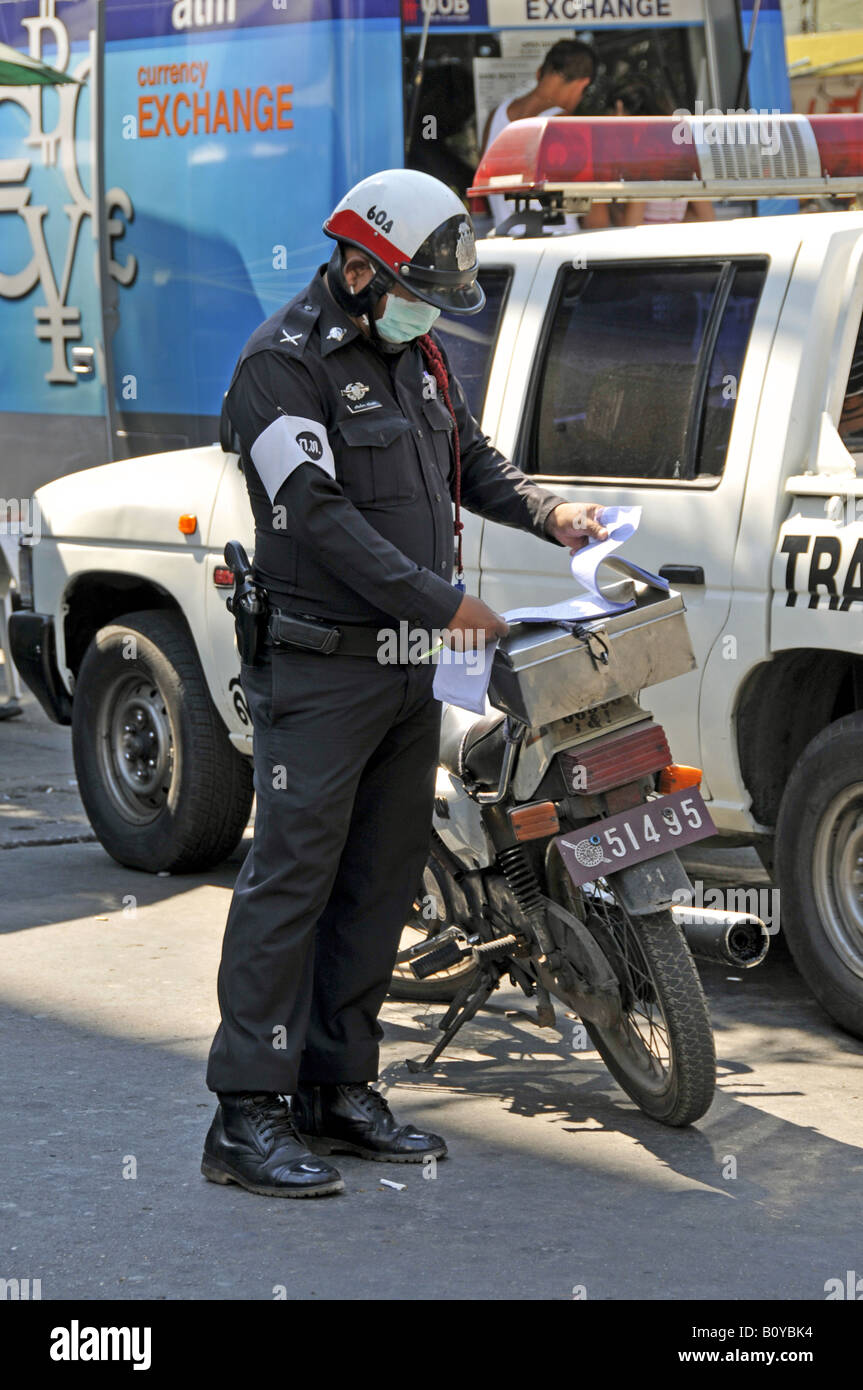 Police officer with mask hi-res stock photography and images - Alamy