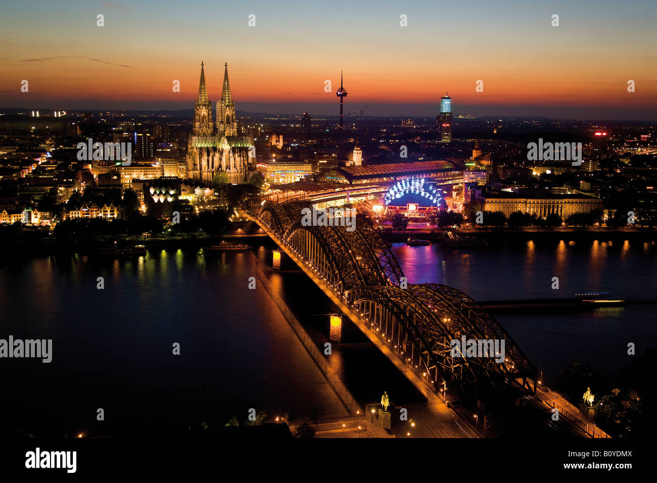 Germany, Cologne, Bridge and Cologne Cathedral at night Stock Photo - Alamy