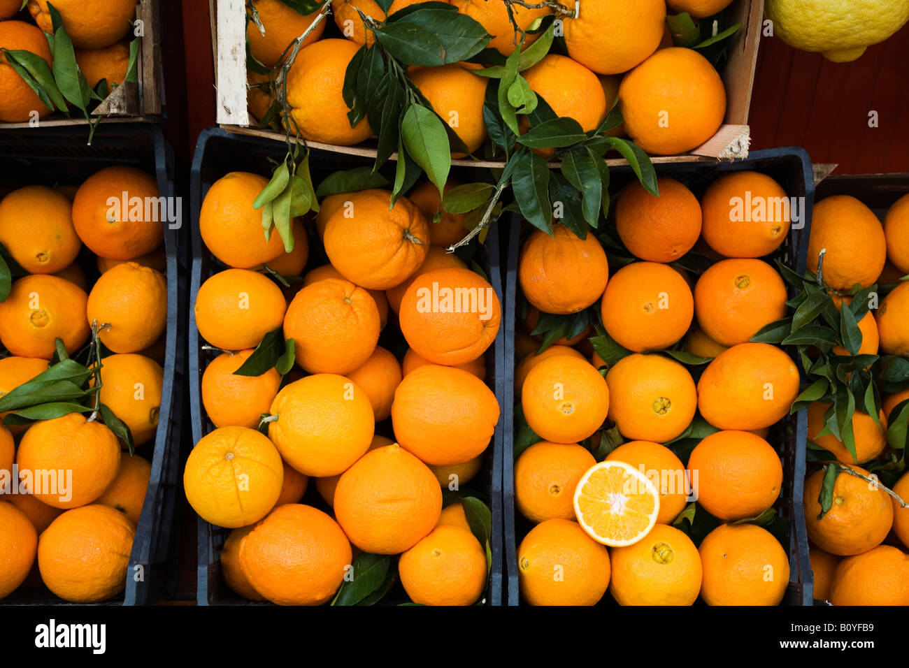 Oranges in crates, market stall, elevated view Stock Photo - Alamy