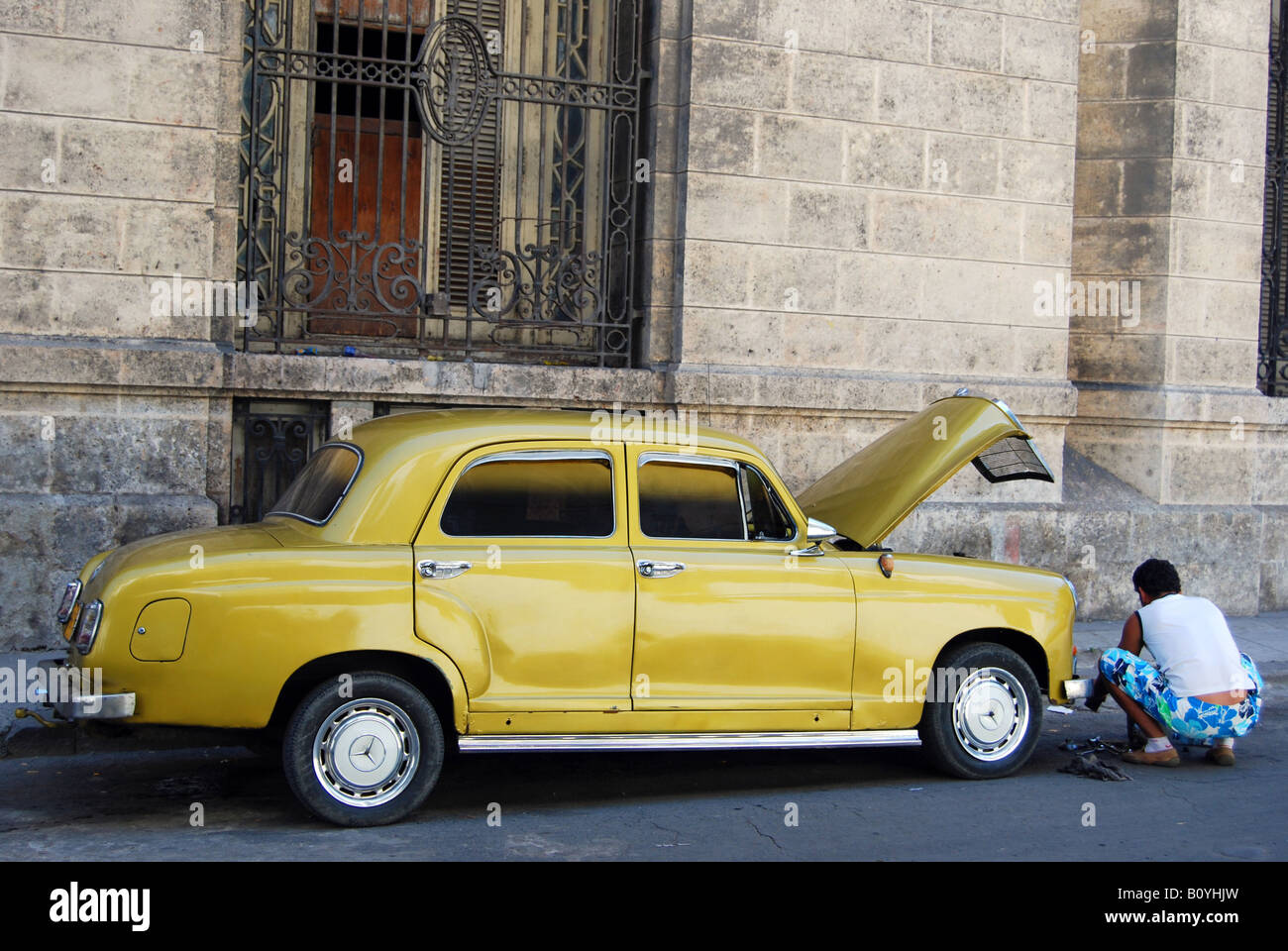 Cuba car mechanic hi-res stock photography and images - Alamy