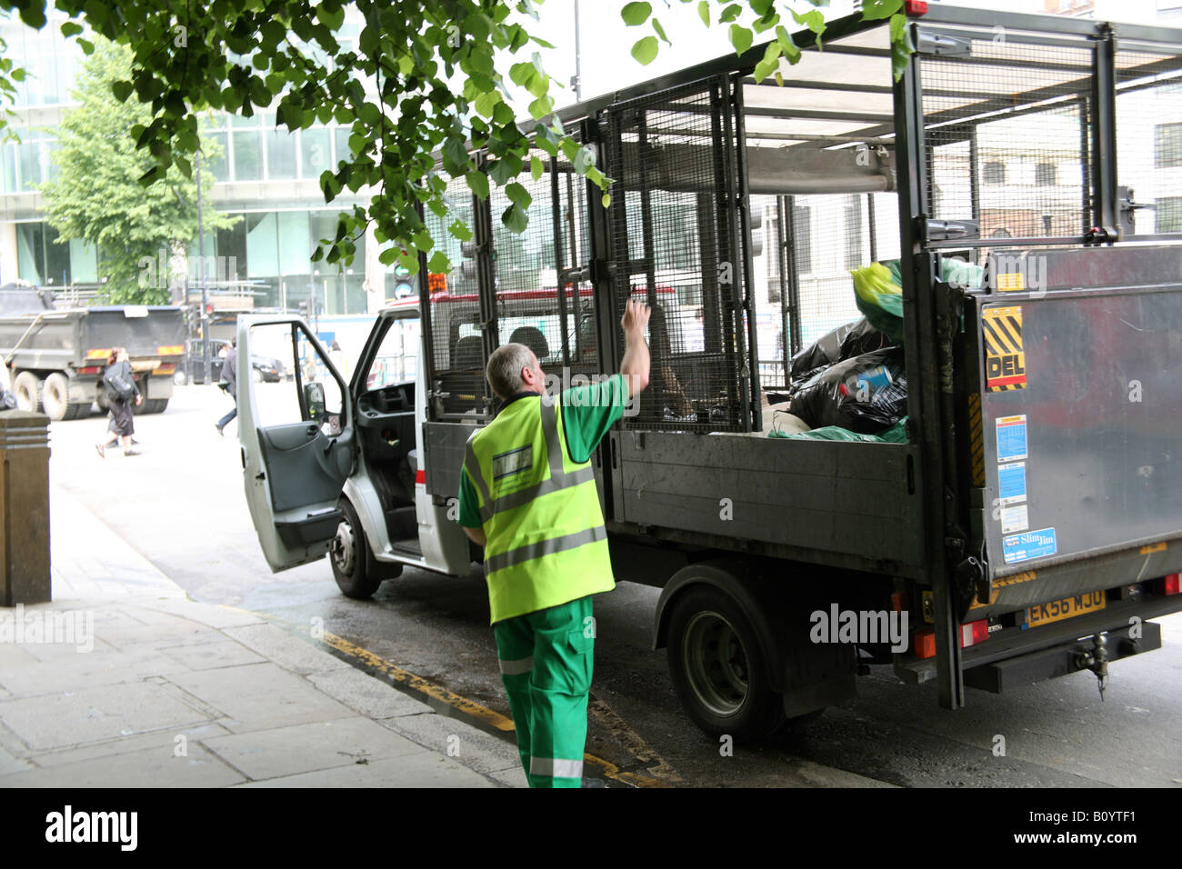 London rubbish collection truck hi-res stock photography and images - Alamy