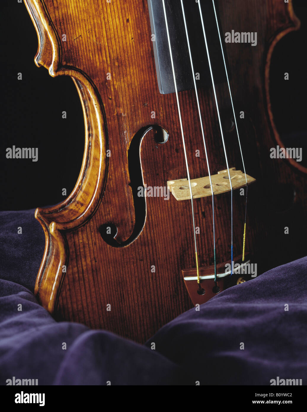 Antique violins hi-res stock photography and images - Alamy