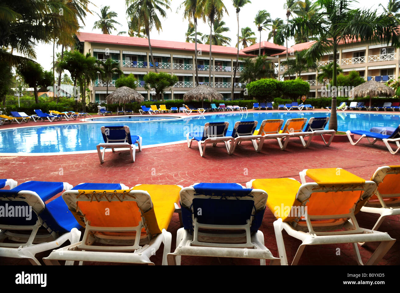 Swimming pool and accommodation at tropical resort Stock Photo - Alamy