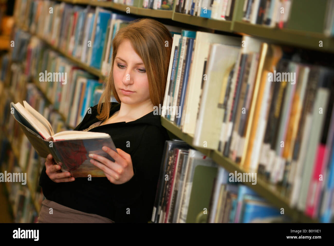Teen in a library Stock Photo - Alamy