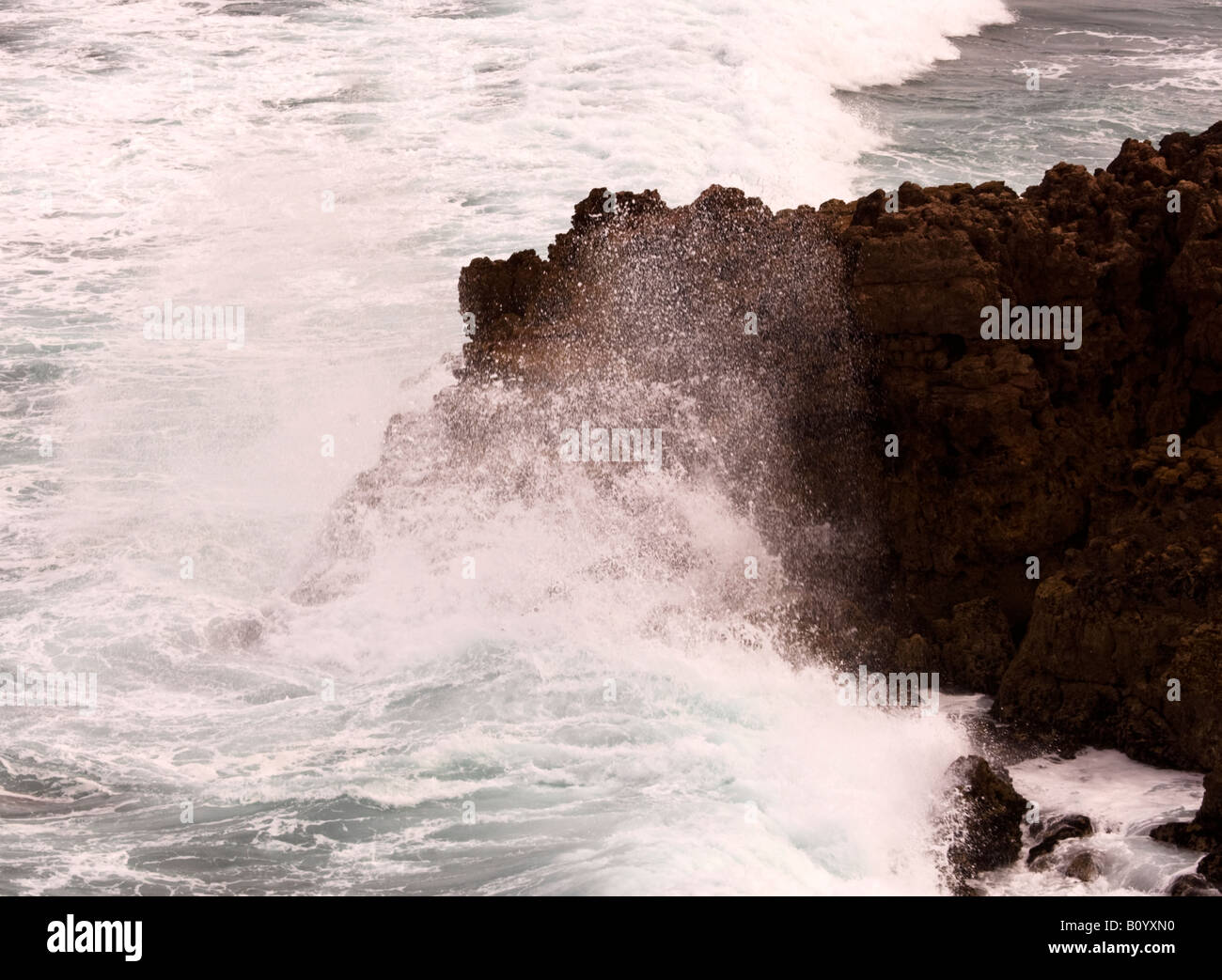 Smashing sea hi-res stock photography and images - Alamy
