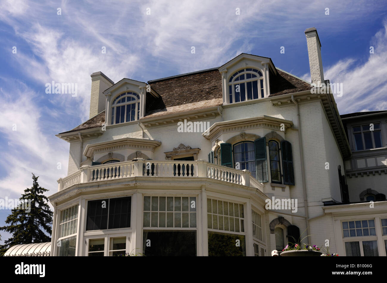 Luxurious mansions hi-res stock photography and images - Alamy