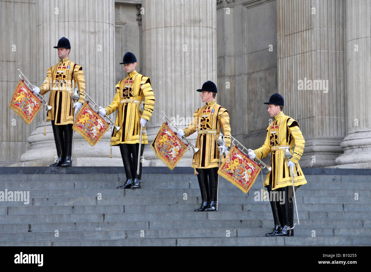 Life Guards trumpeter in uniform wait on steps of St Pauls Cathedral to ...