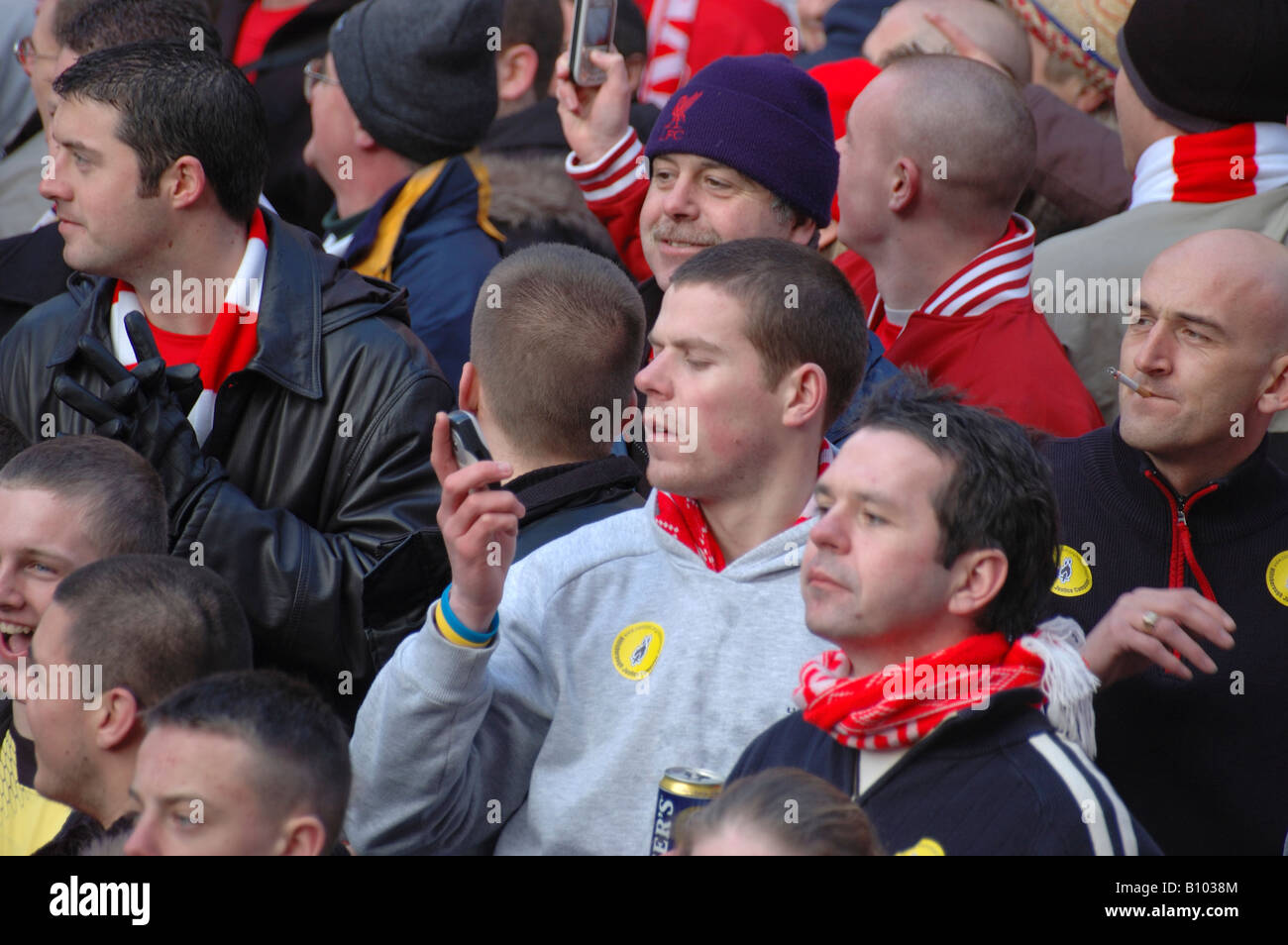 Singing football crowd hi-res stock photography and images - Alamy