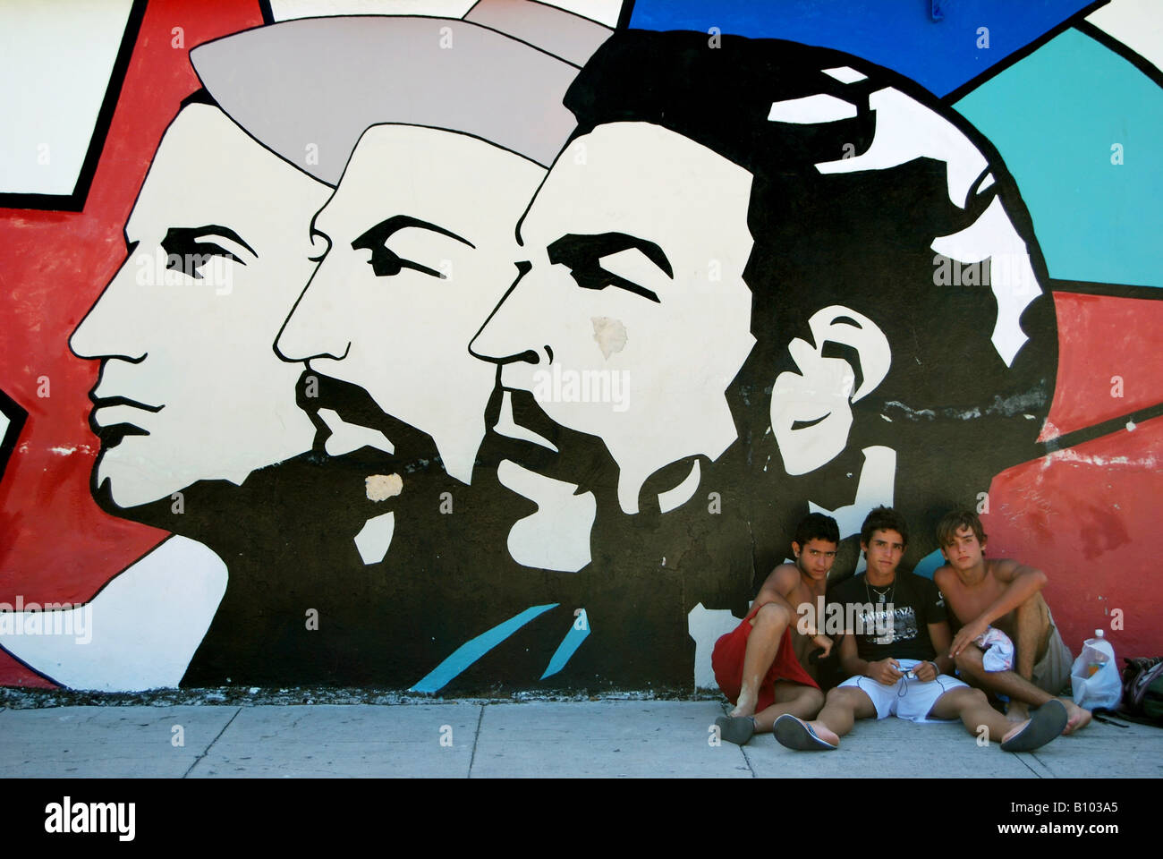Revolutionary graffiti in Havana Centro Cuba Stock Photo - Alamy