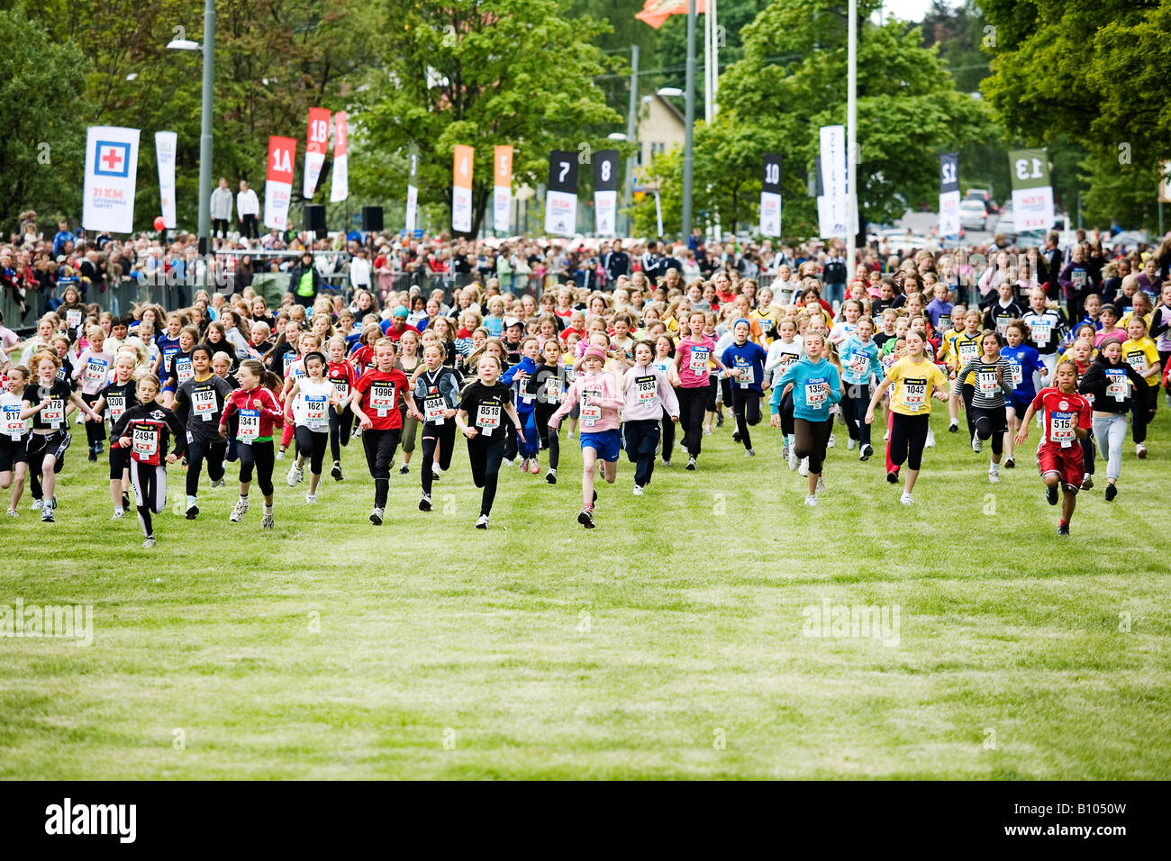Girls running race sport hi-res stock photography and images - Alamy