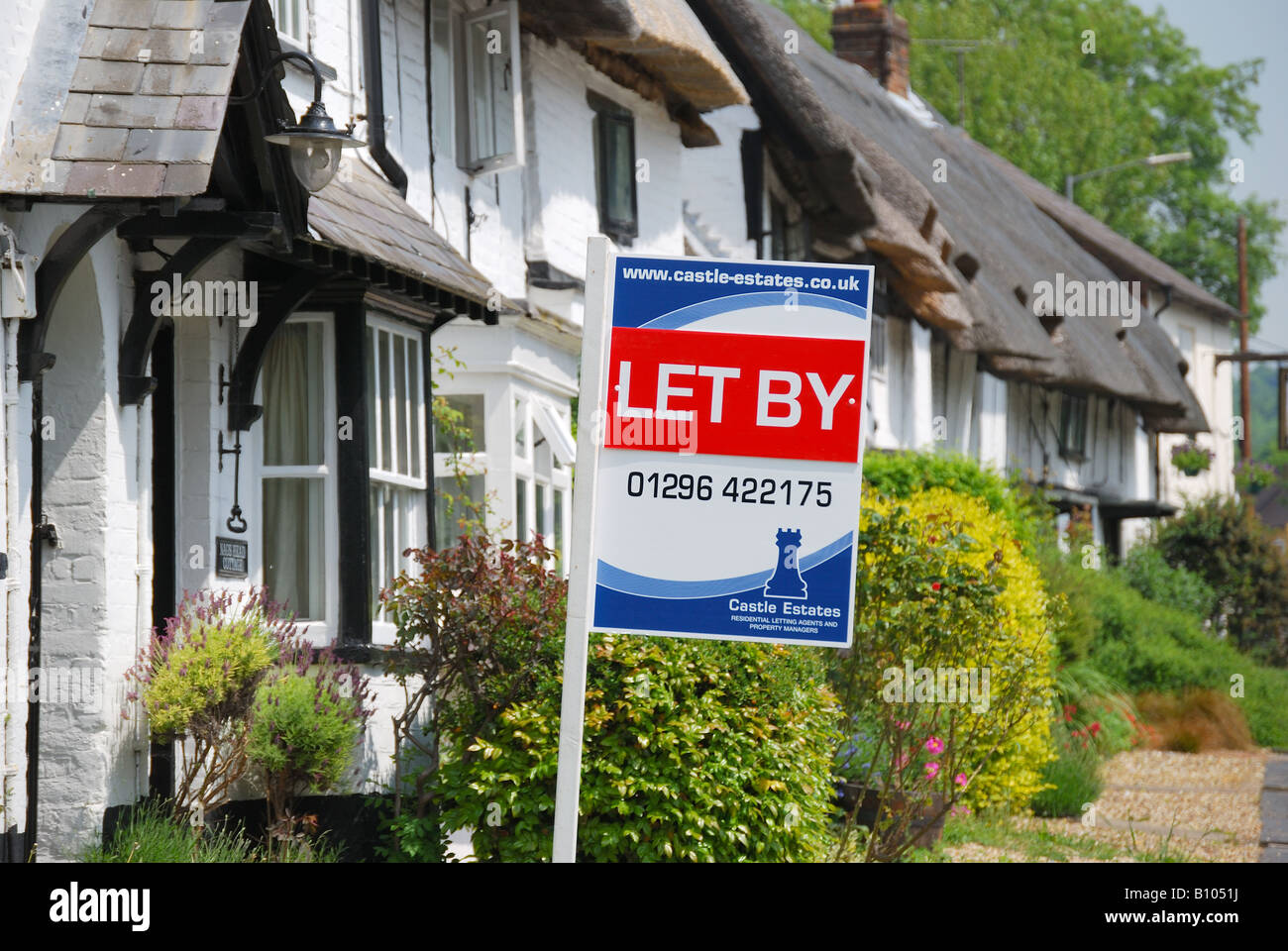 Cottages sign hi-res stock photography and images - Alamy