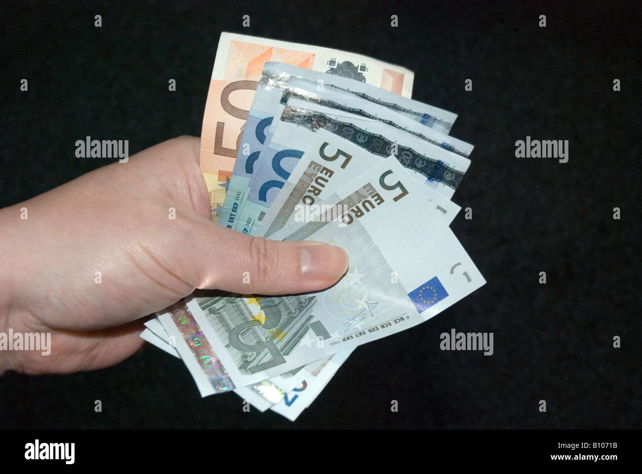 Banknotes held in the hand hi-res stock photography and images - Alamy