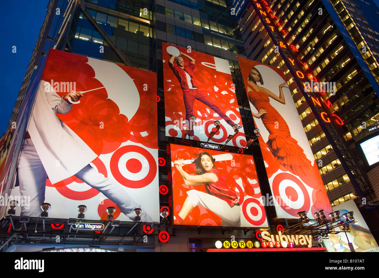 Target store sign hi-res stock photography and images - Alamy