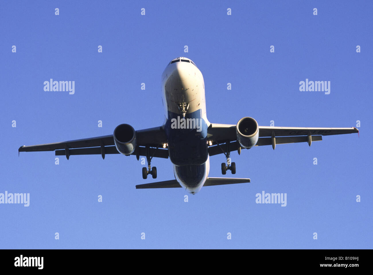 Airbus A320 on approach to Heathrow Airport Stock Photo - Alamy