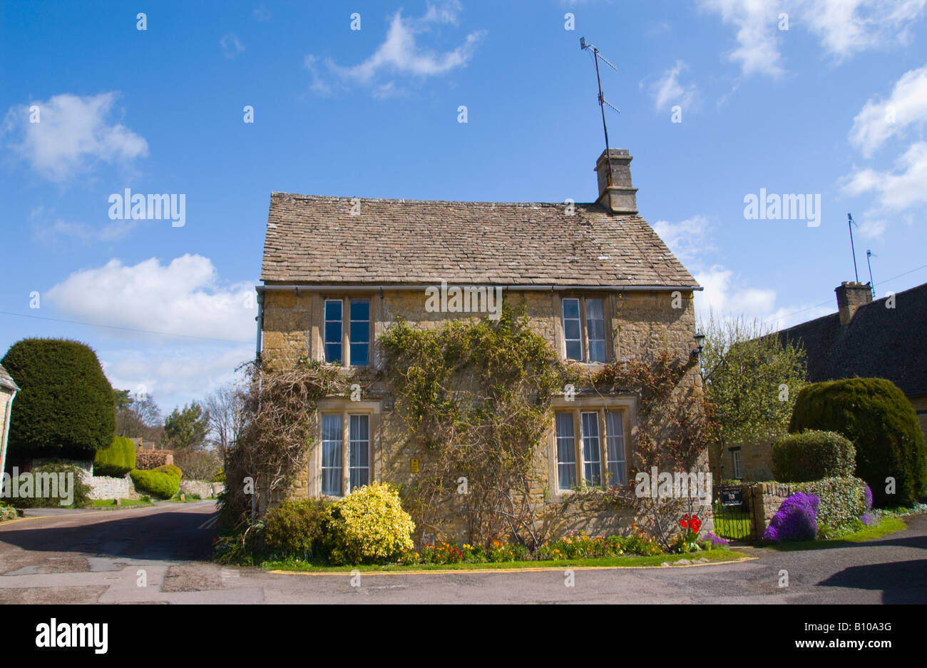 Detached country cottage hi-res stock photography and images - Alamy
