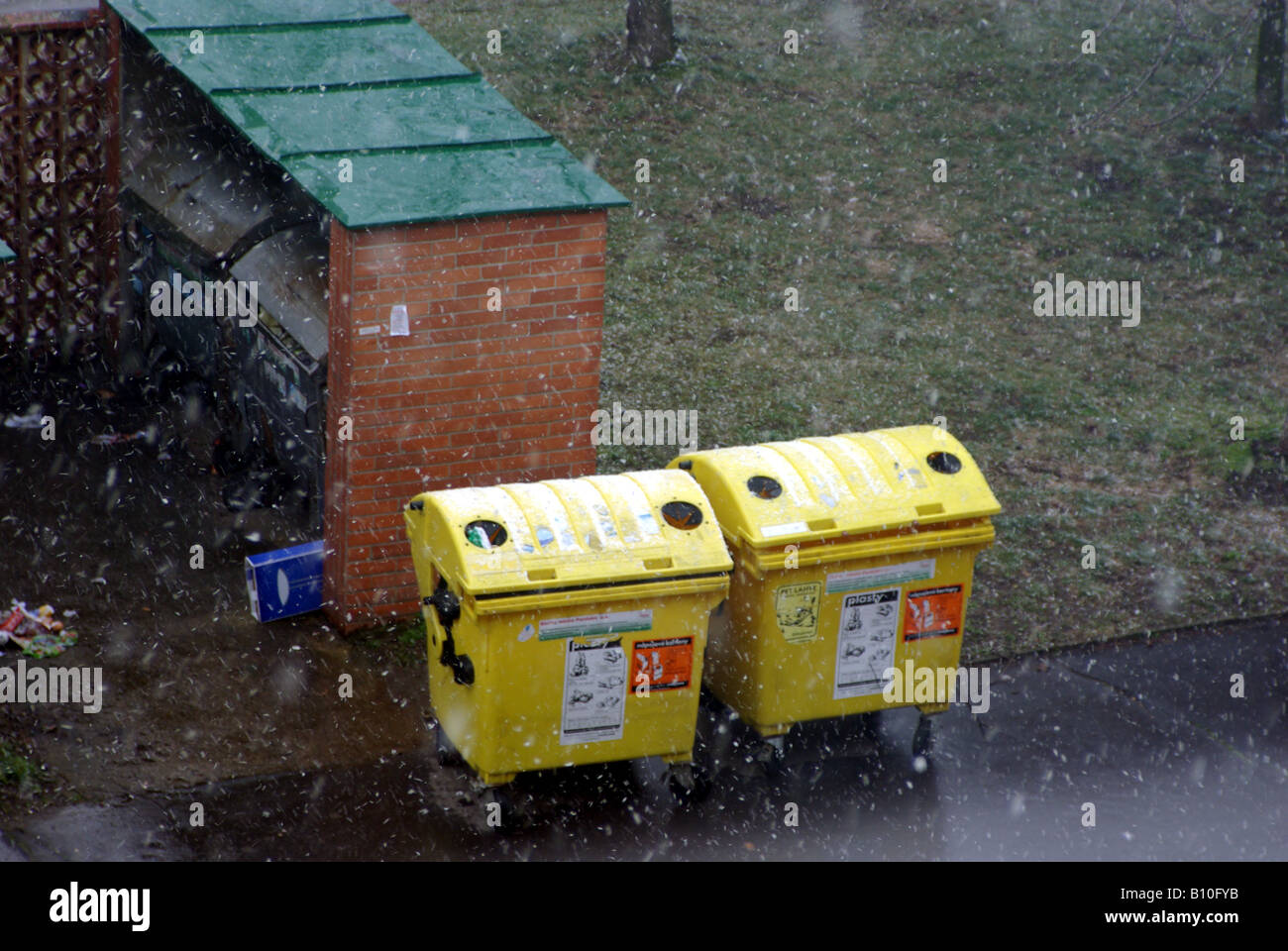 Separate dustbins hi-res stock photography and images - Alamy